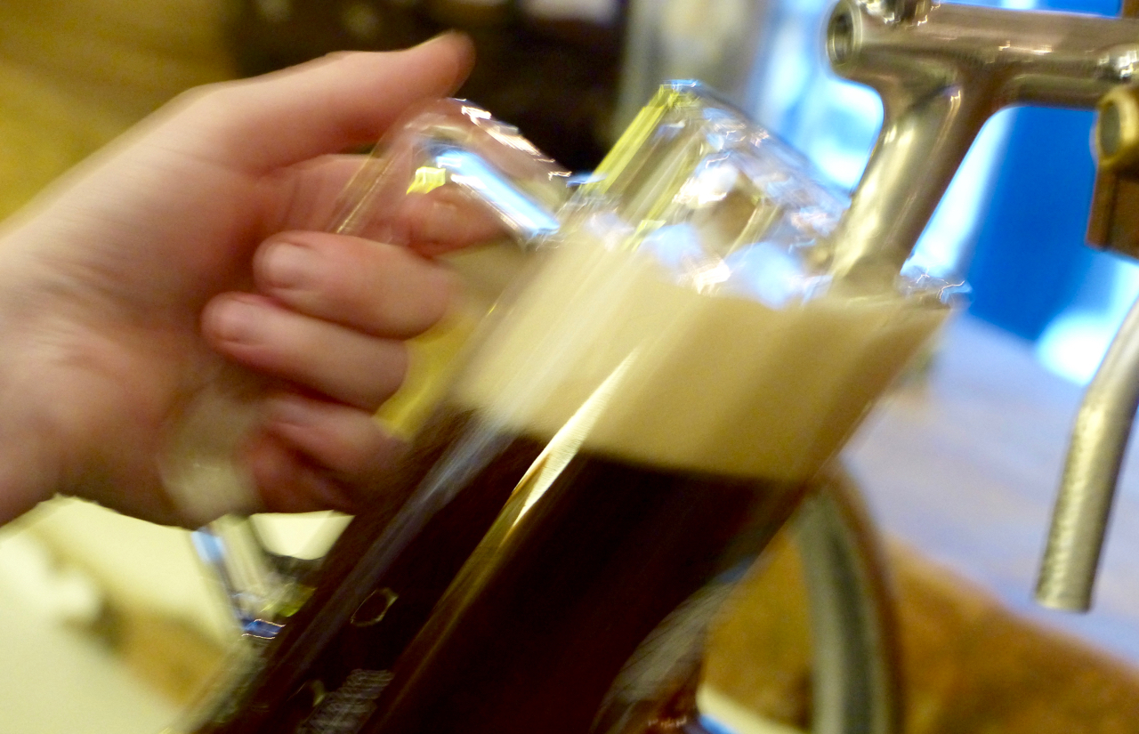 bier-zapfen-dunkeles | Eschenbräu